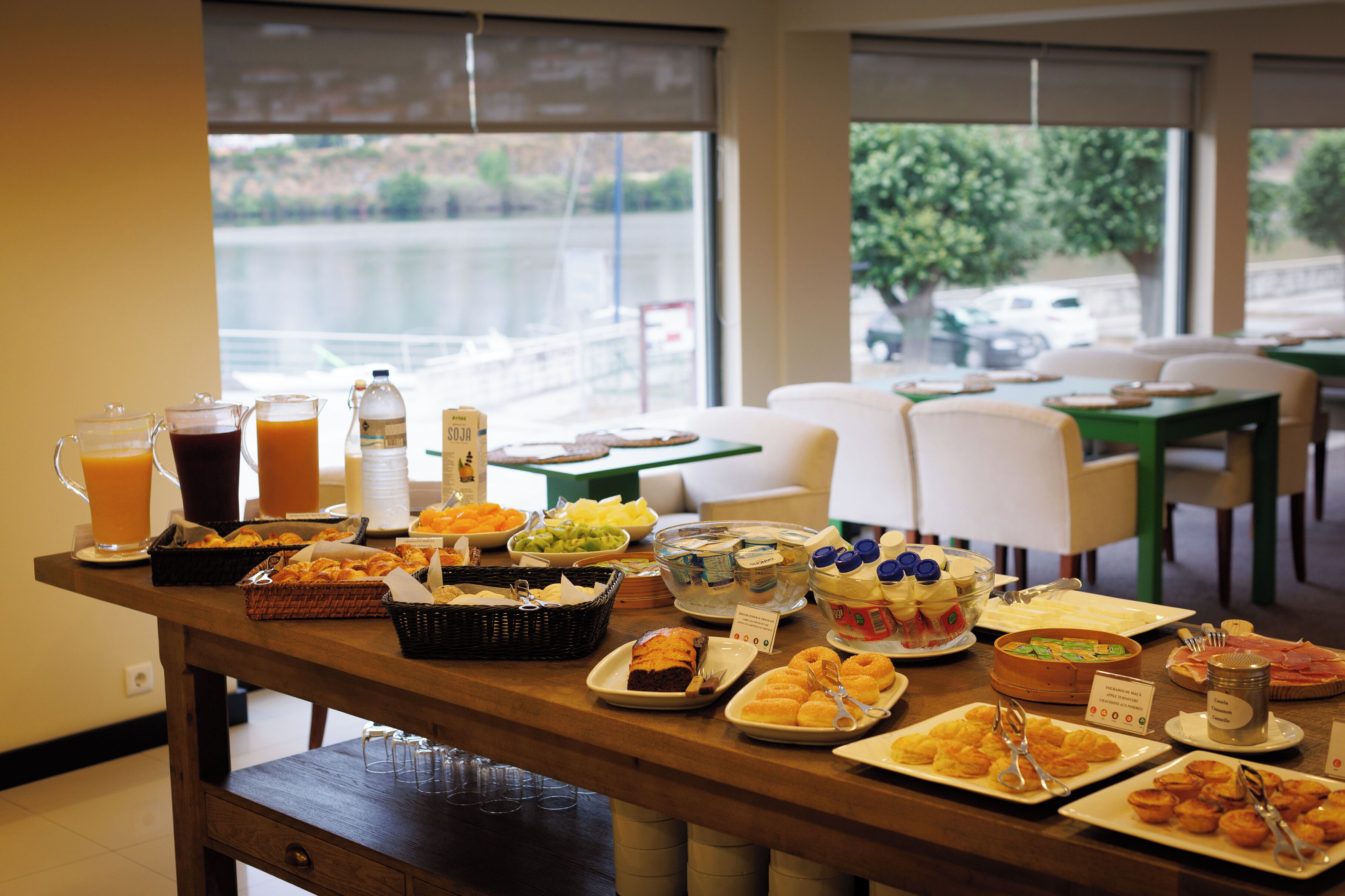 Pequeno-almoço tipo buffet diário (10 EUR por pessoa) 