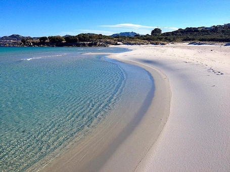Serviço de traslado de/para a praia grátis . Hotel Rocce Sarde