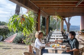 Café da manhã com buffet todos os dias (EUR 15 por pessoa)