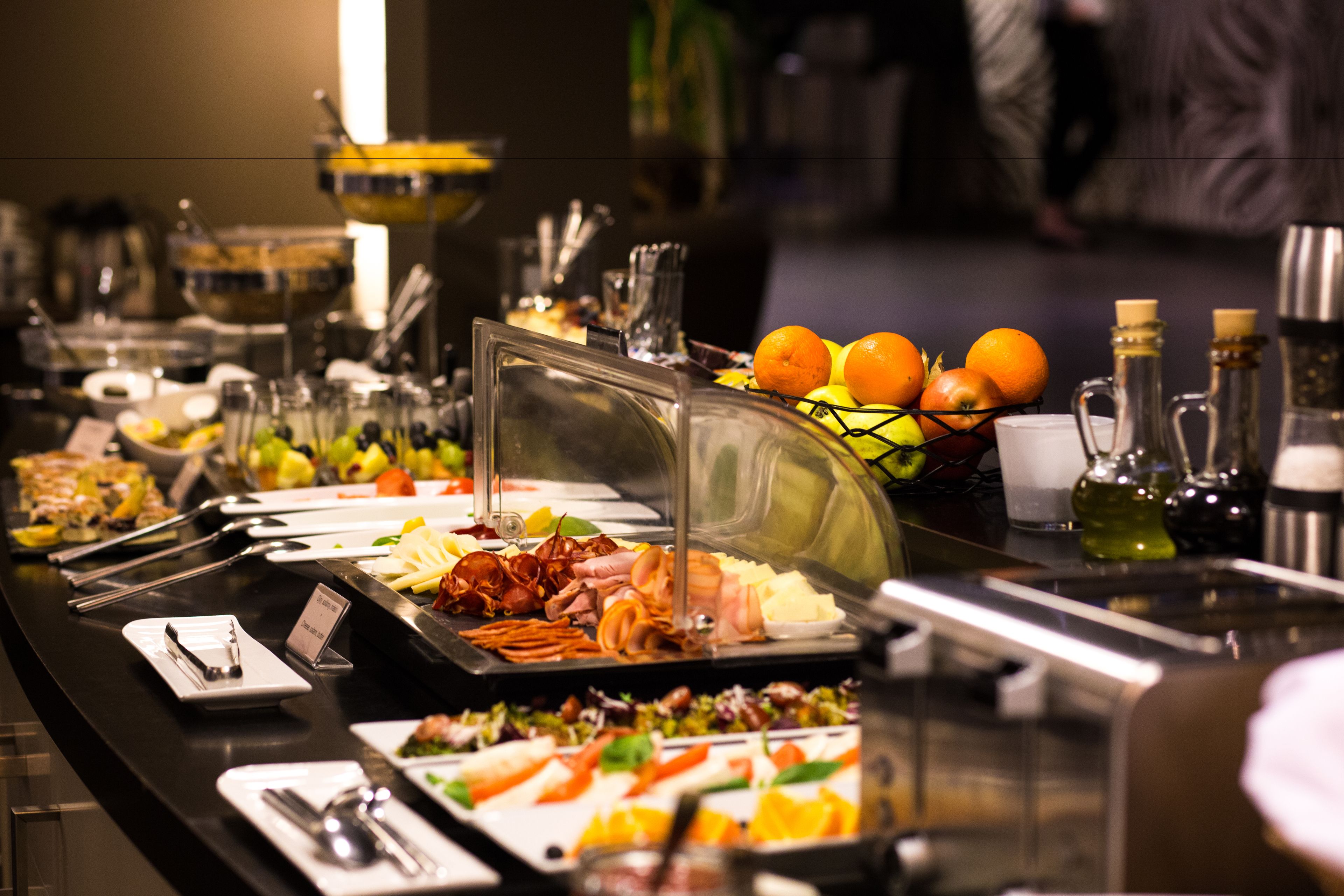Um buffet com diversas opções de comida e acompanhamentos.