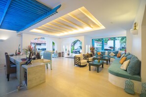 Área de estar no saguão