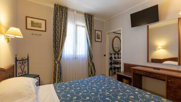 Minibar, cofre no quarto, secretária, quartos insonorizados