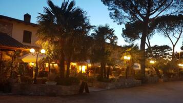 Pequenos-almoços servidos, cozinha italiana, com vista para o jardim