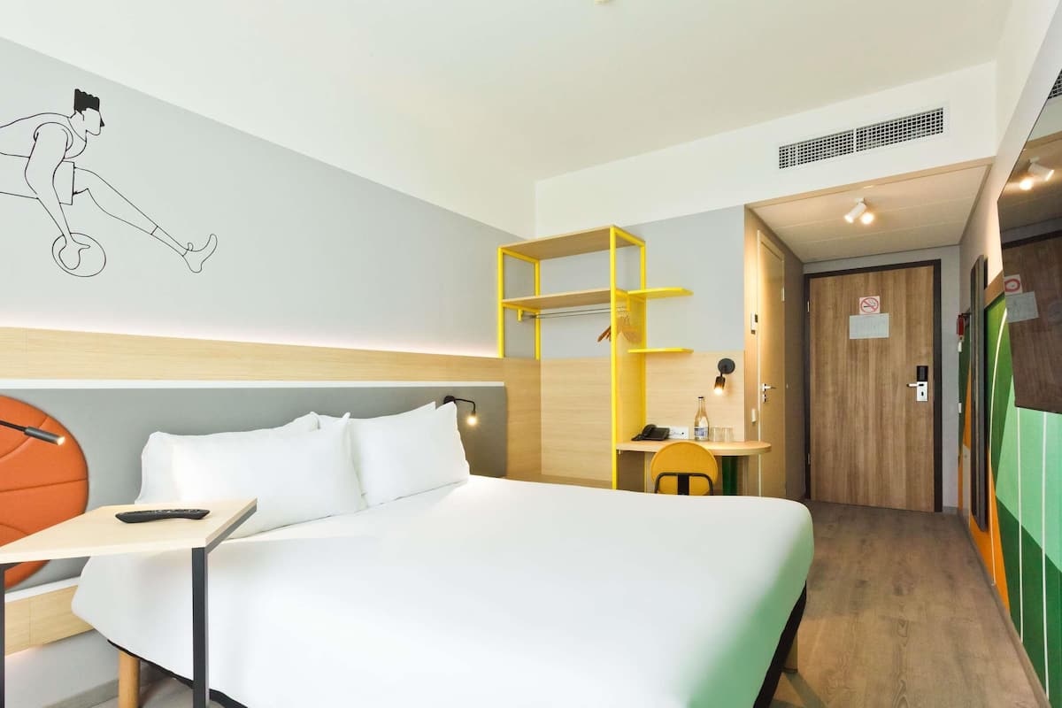 Quarto, 1 cama queen-size | Secretária, quartos insonorizados, ferro/tábua de engomar