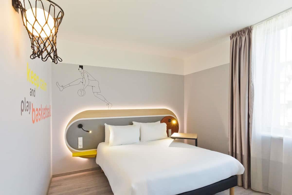 Quarto, 1 cama queen-size e sofá-cama | Secretária, quartos insonorizados, ferro/tábua de engomar