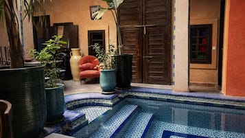 Piscina interna, espreguiçadeiras