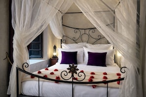 Quarto Triplo Premier, várias camas, vista para a piscina | Lençóis de algodão egípcio, roupa de alta qualidade 