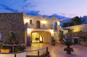 Fachada do alojamento (tarde/noite)