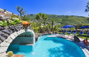 2 piscinas exteriores, guarda-sóis, espreguiçadeiras 