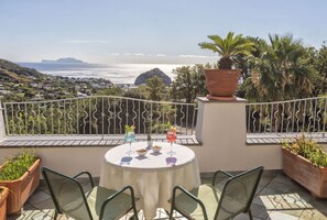 Escrivaninha, berços (sobretaxa), camas extras/dobráveis (sobretaxa)