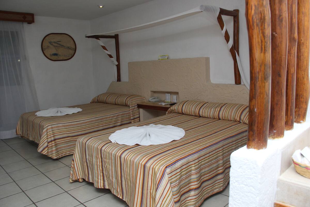 Quarto Duplo, 2 camas de casal | Roupa de alta qualidade, cofre no quarto, secretária 