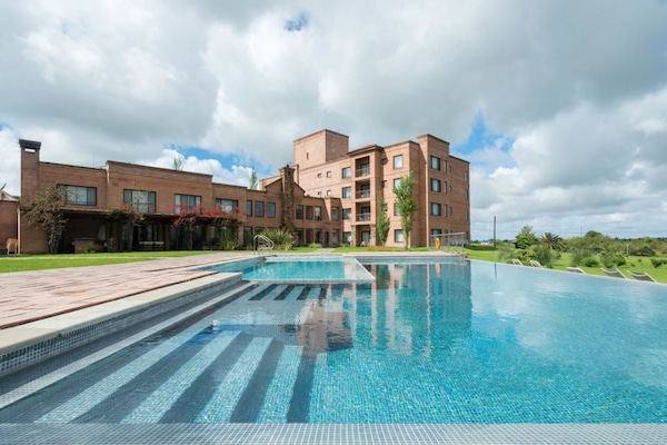 Piscina interna, piscina externa, guarda-sóis