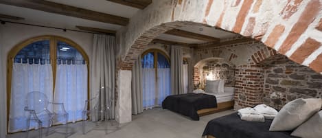 Quarto Familiar | Minibar, cofre no quarto, secretária