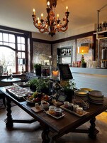 Serviço de café da manhã, local e internacional, vistas para o jardim 