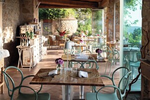 Serviço de almoço e jantar; culinária italiana, vistas para a piscina 