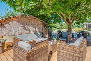 Terraço com espreguiçadeiras
