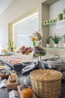 Pequeno-almoço tipo buffet diário mediante uma taxa