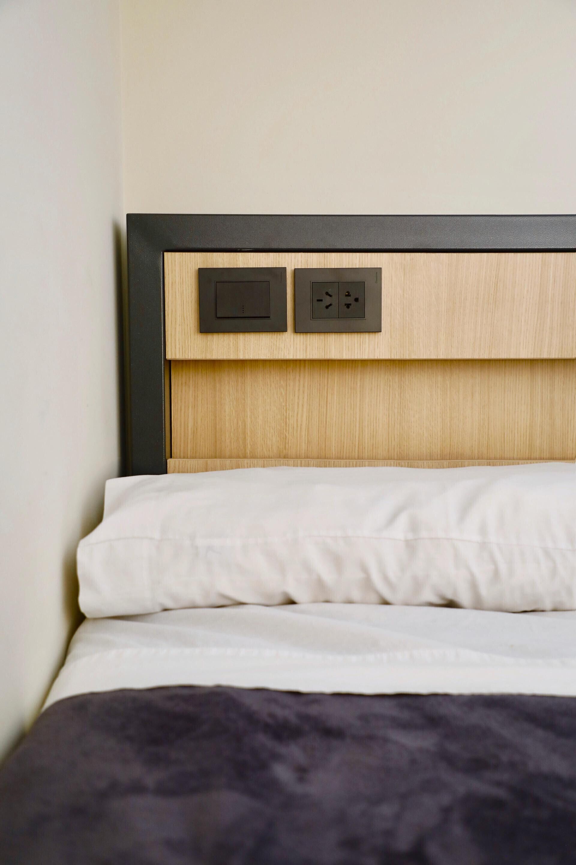 Camas de colchão pillowtop, cortinas/cortinados opacos 