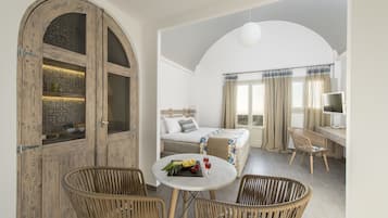 Suite Deluxe, banheira de hidromassagem | 2 quartos, cofre no quarto, quartos insonorizados, Wi-fi grátis