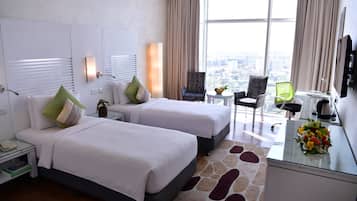 Quarto casal luxo | 2 quartos, escrivaninha, cortinas blackout, berços grátis