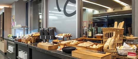 Café da manhã com buffet todos os dias (EUR 14 por pessoa)