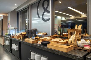 Pequeno-almoço tipo buffet diário mediante uma taxa 