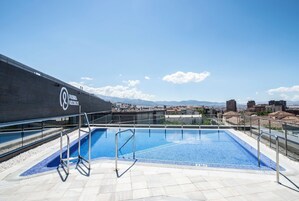 Piscina exterior, da(s) 11:00 à(s) 19:00, guarda-sóis, espreguiçadeiras 