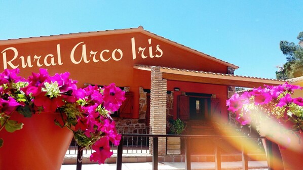 Terraço com espreguiçadeiras