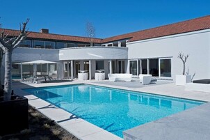 Piscina interior, piscina exterior sazonal, espreguiçadeiras