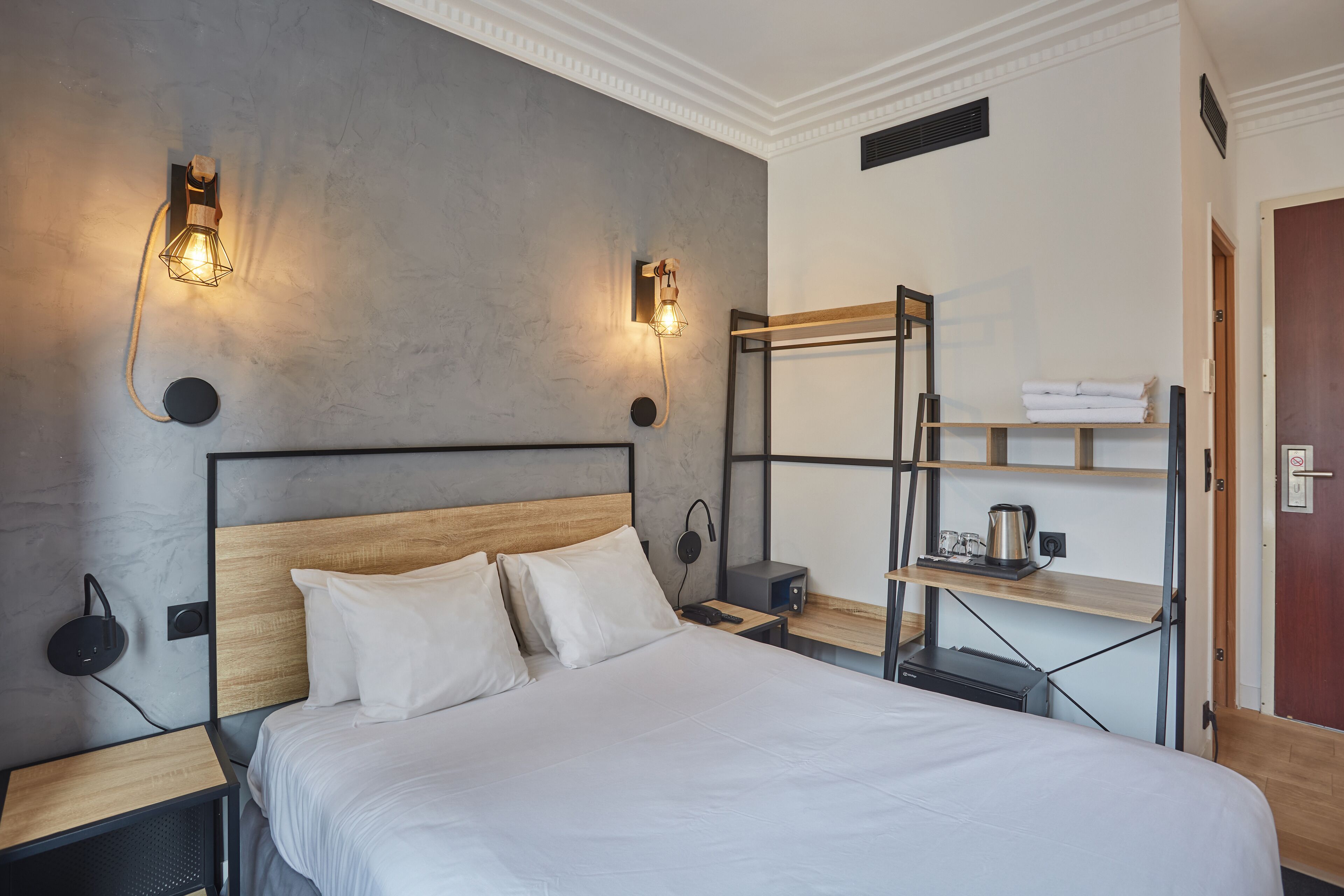 Quarto Duplo Económico | Minibar, cofre no quarto, com decoração personalizada, secretária 