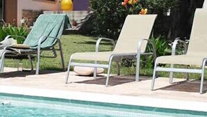 Terraço com espreguiçadeiras
