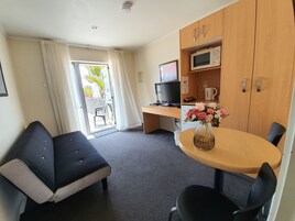 Suite - 1 Bedroom | Sala de estar | Televisor de 40 polegadas com canais digitais 