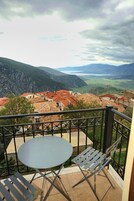 Quarto Duplo Superior, vista para a baía (Double or Triple Deluxe) | Secretária, Wi-fi grátis, roupa de cama fornecida 