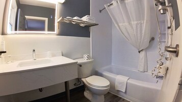 Suite, 2 camas queen-size, não fumadores, kitchenette (Two Room, 2 Queen Bed) | Casa de banho | Artigos de higiene pessoal grátis, um secador de cabelo