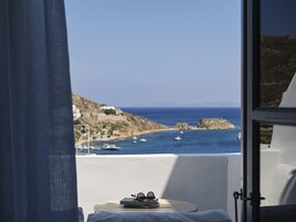 Upper-Level Suite with Sea View for 2 | Frigobar, cofres nos quartos, Wi-Fi de cortesia