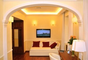 Suite Júnior | Sala de estar | TV de ecrã plano 