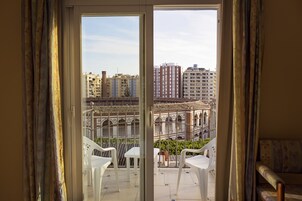 Quarto casal, sacada, vista para o porto | Cofres nos quartos, escrivaninha, quartos à prova de som