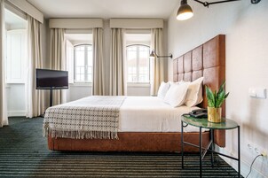 Suite | Minibar, cofre no quarto, secretária, cortinas/cortinados opacos