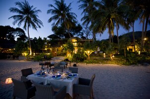 Pequenos-almoços, almoços, jantares servidos, com vista para o oceano 