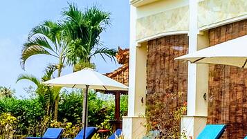 Piscina exterior, espreguiçadeiras