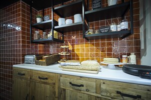 Café da manhã com buffet diário (EUR 24 por pessoa) 