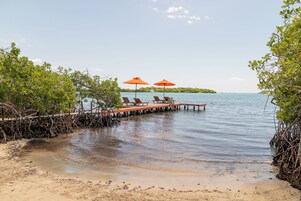 Uma praia privada, praia de areia branca, espreguiçadeiras 