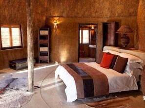 Quarto casal ou duplo superluxo, vista para a montanha (Namakwa Mountain Suites DBB (3 Units)) | Área de estar | TV 28 polegadas com canais a cabo