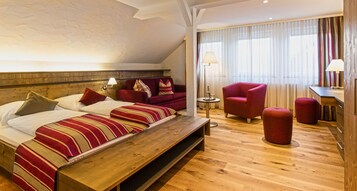 Quarto júnior | Cofres nos quartos, individualmente decorados, escrivaninha