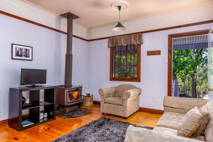 Secretária, ferro/tábua de engomar, berços/camas para crianças 