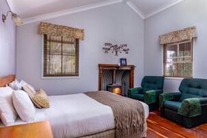 Secretária, ferro/tábua de engomar, berços/camas para crianças 