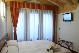 Quarto Duplo Superior, vista para a montanha (Free Access Wellness Centre) | Roupa de alta qualidade, edredões de penas, minibar, cofre no quarto 