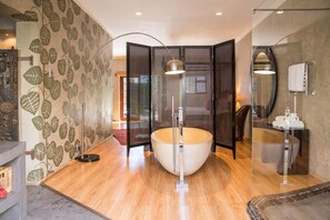 Suite de Luxo | Casa de banho | Um polibã e uma banheira separados, artigos de higiene pessoal grátis 