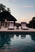 2 piscinas externas, guarda-sóis, espreguiçadeiras