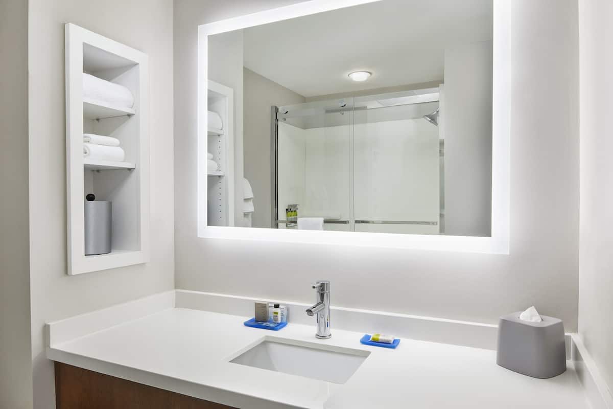 Quarto standard, 1 cama King, acessível (Hearing) | Banheiro | Secador de cabelo, toalhas de banho